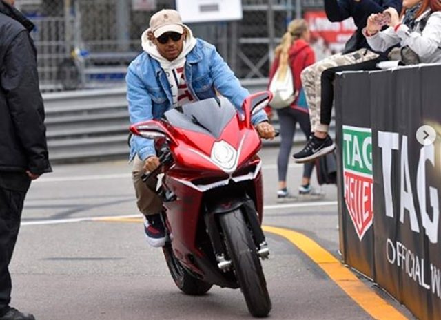 Entrada triunfal de Hamilton en Mónaco: ¡moto de 70.000 dólares!